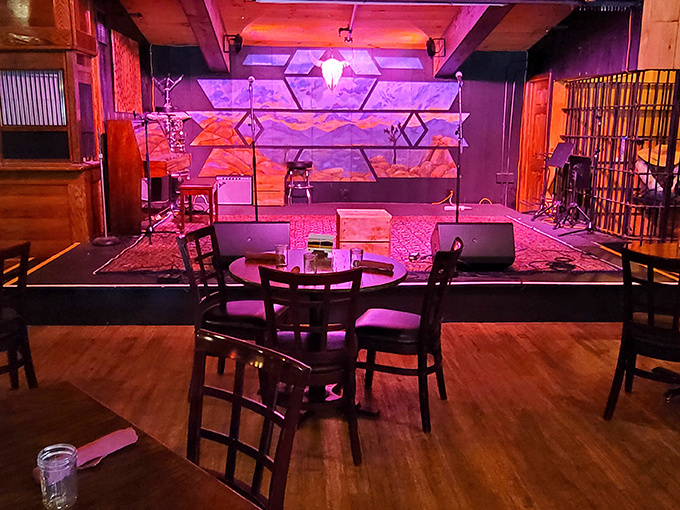 The stage area transforms dinner into an event. Frank Sinatra would approve of this atmospheric corner. 