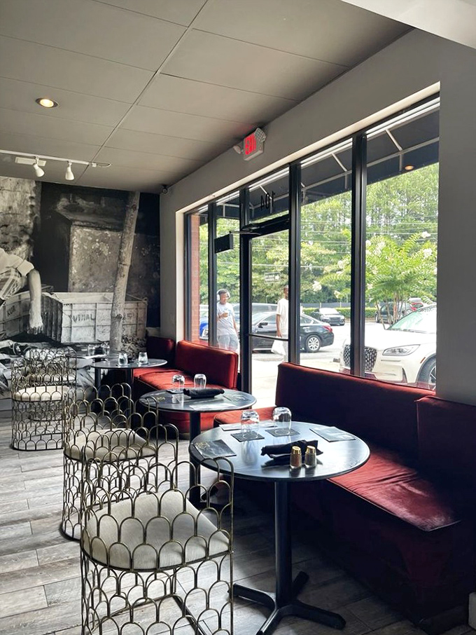 The perfect setting for both first dates and fiftieth anniversaries &ndash; these tables by the window offer people-watching with your crab-watching.