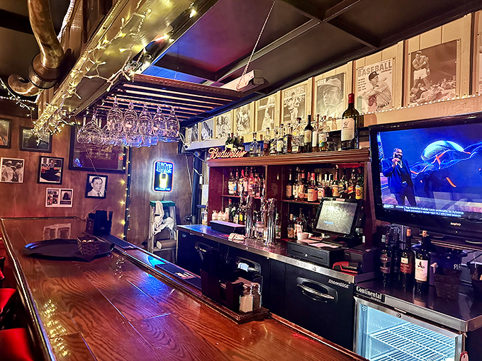 A bar that understands its mission: provide excellent drinks in an atmosphere where Sinatra would feel right at home.
