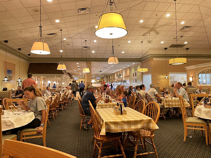 A dining room filled with the happiest people in Florida&mdash;those who've just ordered or those who've just eaten. No in-between exists.