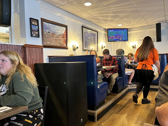 Blue booths cradle diners as they engage in the serious business of eating well. Even Civil War generals would approve of these comfortable quarters.