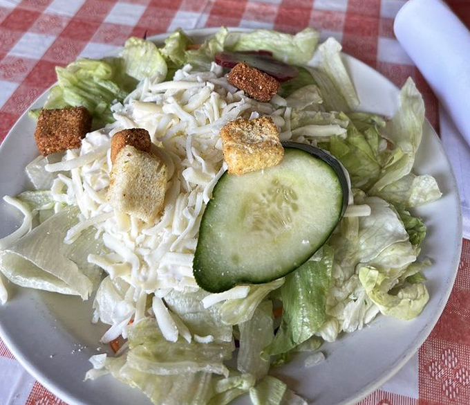 The dinner salad: that symbolic nod to health before the glorious fried feast to come. We appreciate the gesture.