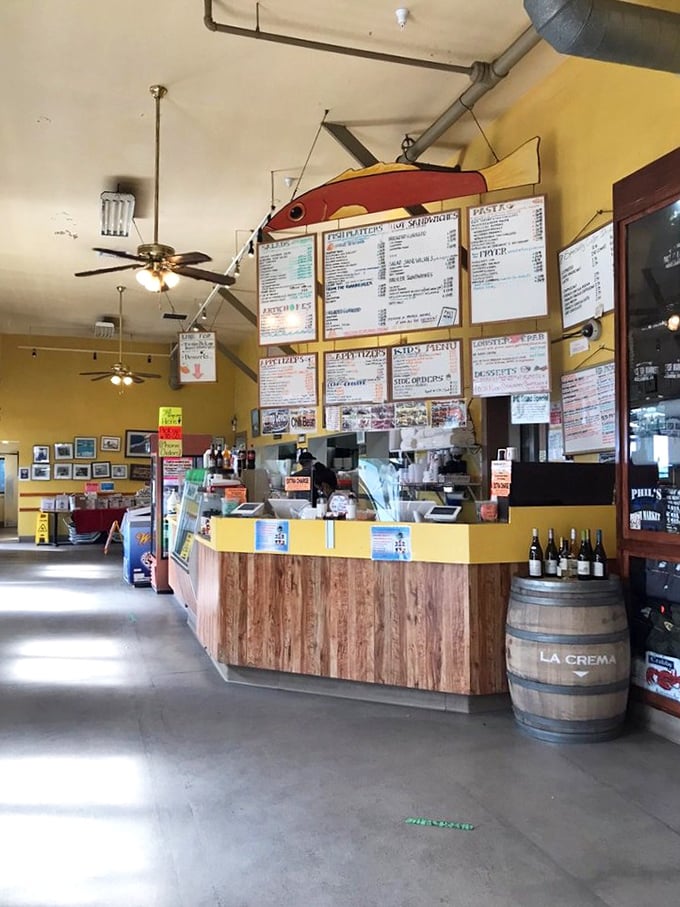 The bar area offers liquid courage for those overwhelmed by the menu choices. After all, selecting between cioppino and crab cakes is serious business requiring proper hydration.