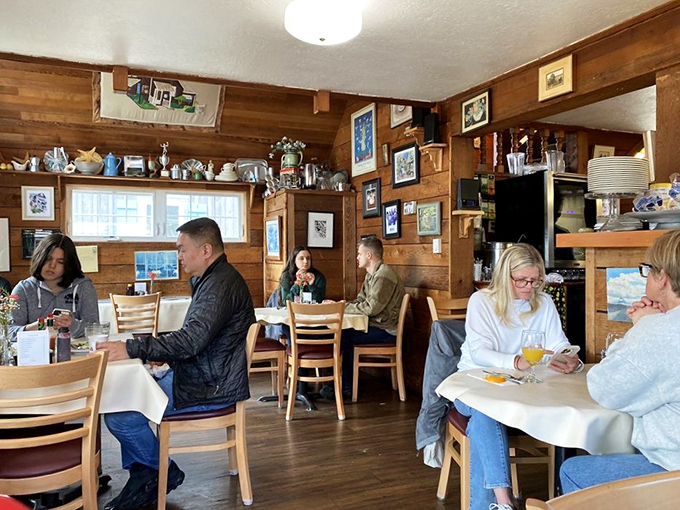 A dining room that buzzes with the happy sounds of forks meeting plates and morning conversations in full swing.