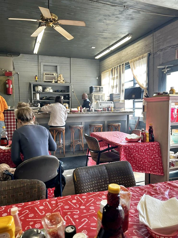 No designer lighting or trendy decor here&mdash;just honest space where the focus remains squarely on the food and the folks enjoying it.