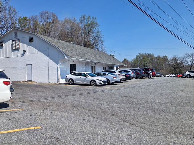 A full parking lot tells you everything you need to know. When locals and travelers alike make the pilgrimage, you know it's worth it.