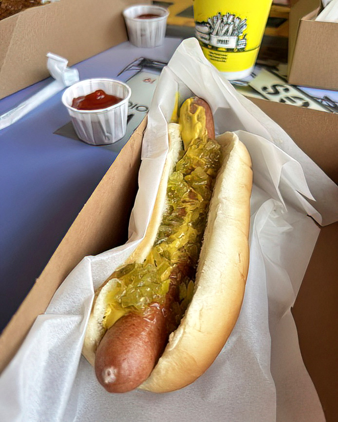 The Chicago dog arrives dressed to impress with all the traditional fixings &ndash; a Midwestern handshake in the heart of Hollywood.