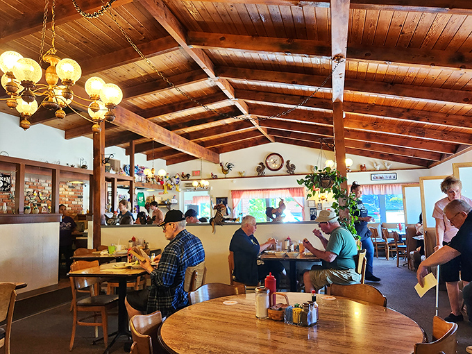 Morning conversations and coffee refills under wooden beams&mdash;this is where Salem residents start their day right.