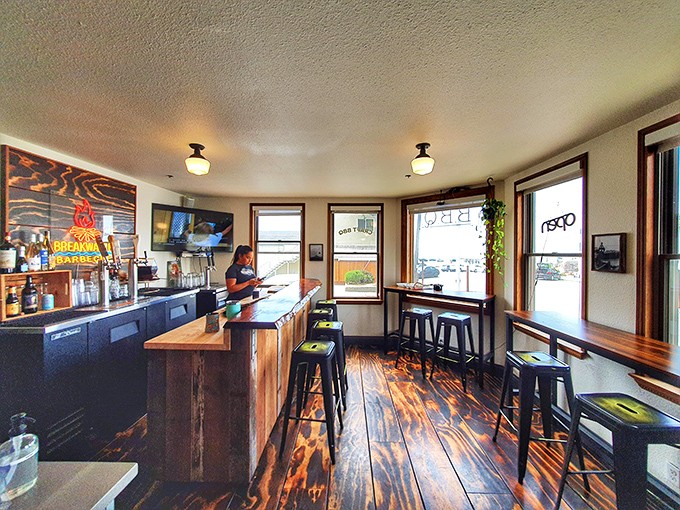 The bar area whispers sweet nothings about craft beers that were born to accompany slow-smoked meats in perfect harmony.