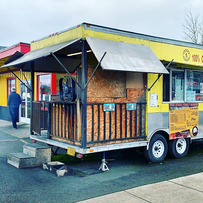 Innovation on wheels! This food truck extension proves that great burger craftsmanship can't be contained within four permanent walls.