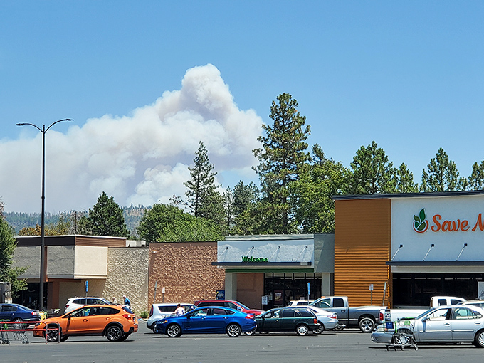 Shopping Paradise-style comes with a view. That smoke plume reminds visitors of the wildfire challenges this resilient community faces.