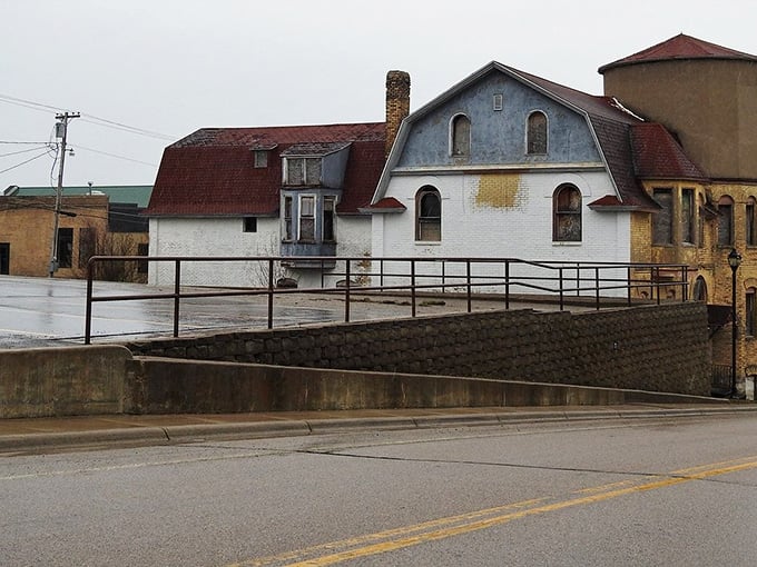 Historic buildings line Sheridan Street, their warm brick facades housing everything from outfitters to art galleries in a perfect blend of function and charm.