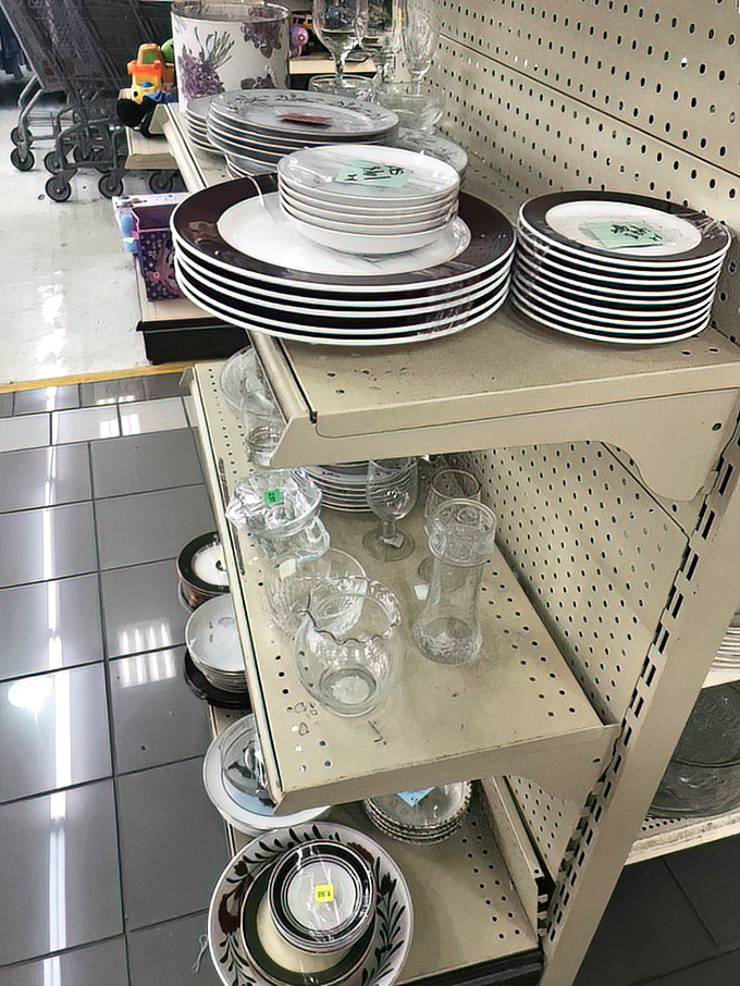 Dinnerware that once hosted family dinners now waits for new tables, new conversations, and new memories to be made.