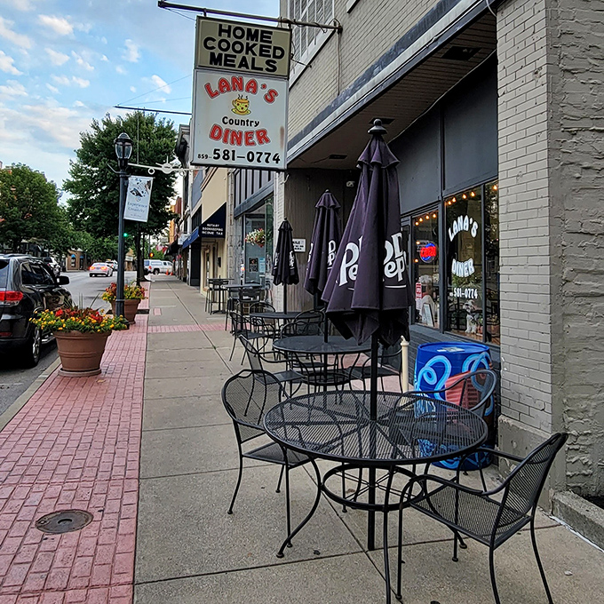 Sidewalk seating that invites you to enjoy your breakfast with a side of fresh air. Newport's charming streetscape makes the coffee taste even better.