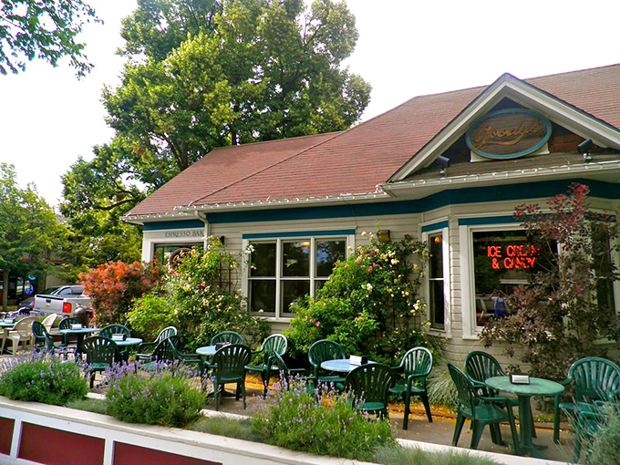 Garden seating that rivals any five-star restaurant. The lavender provides aromatherapy while you indulge in sugar therapy.
