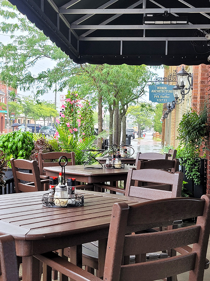 Outdoor seating that lets you enjoy two of life's greatest pleasures simultaneously: people-watching on Madison Avenue and Angelo's legendary pizza.