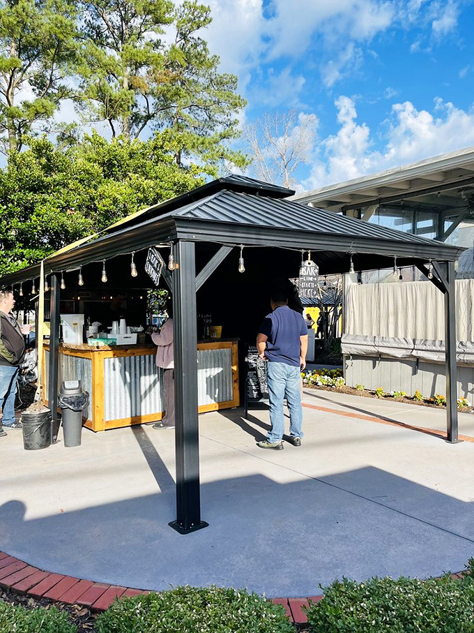 Al fresco ordering that brings the charm outdoors. Even waiting for a table becomes part of the experience at this breakfast hotspot.