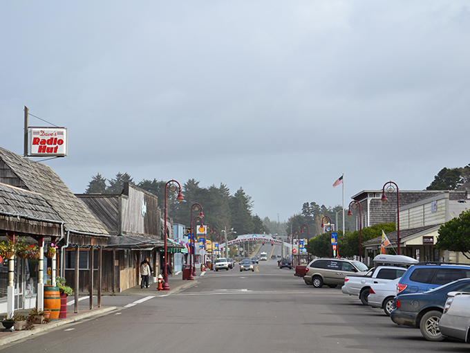 Bandon's main street on a misty day has that perfect Pacific Northwest mood&mdash;somewhere between cozy mystery novel and romantic comedy.