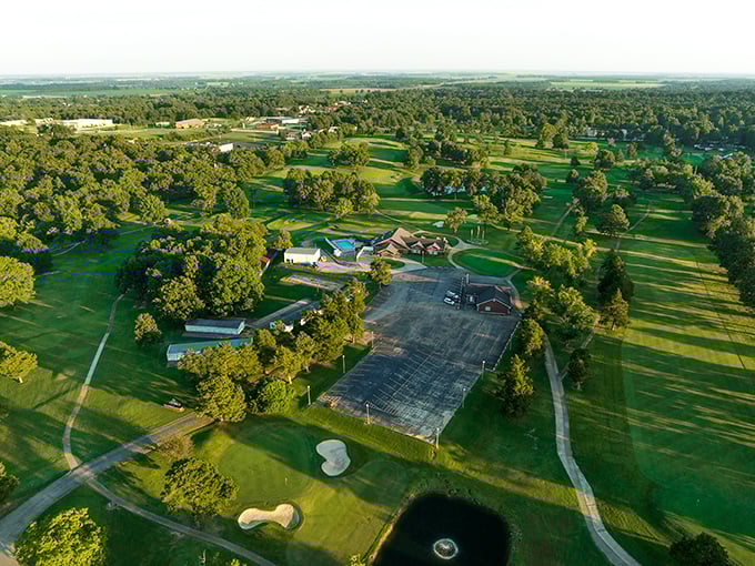 The Poplar Bluff Country Club's verdant fairways beckon golfers of all skill levels. Green fees that won't have you seeing red after eighteen holes.