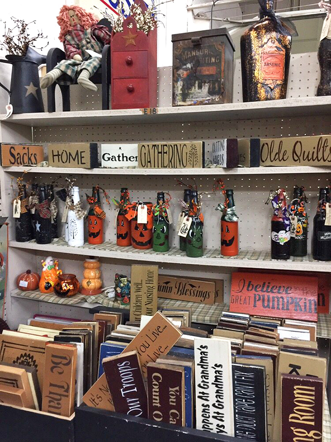 Seasonal decorations that never go out of style&mdash;handcrafted signs and festive bottles that bring charm to any holiday gathering.