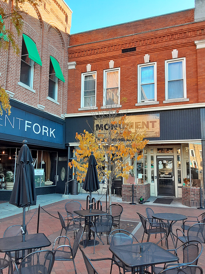When Indiana weather cooperates, the outdoor seating area transforms the town square into your personal pizza garden &ndash; al fresco dining, small-town style. 