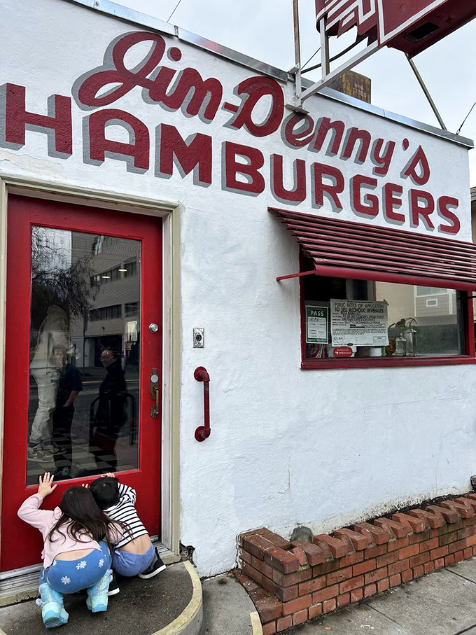Even the kids know where the good stuff is&mdash;peeking through the door of this white-and-red temple of comfort food classics.