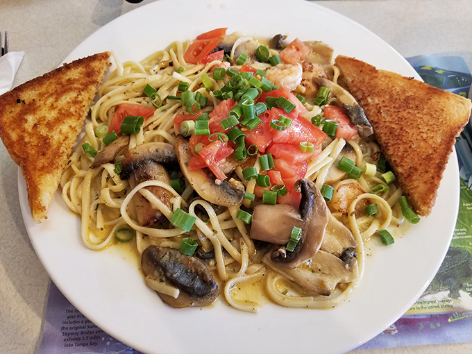 Who knew Kissin' Cuzzins had pasta game this strong? Mushrooms, tomatoes, and perfectly toasted bread make this a lunchtime revelation.