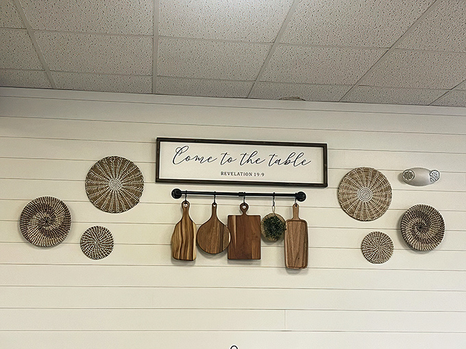 "Come to the Table" isn't just wall decor&mdash;it's the philosophy that makes this place special. Wooden cutting boards and woven baskets speak to simpler, tastier times.