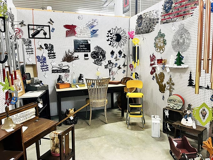 Metal art meets country charm in this booth where rustic d&eacute;cor transforms ordinary walls into statements of personality and place. 