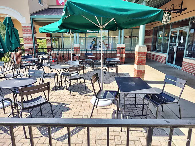 The caf&eacute;'s umbrella-shaded tables offer a civilized respite for refueling discussions about which stores to hit next and comparing the day's bargain victories.