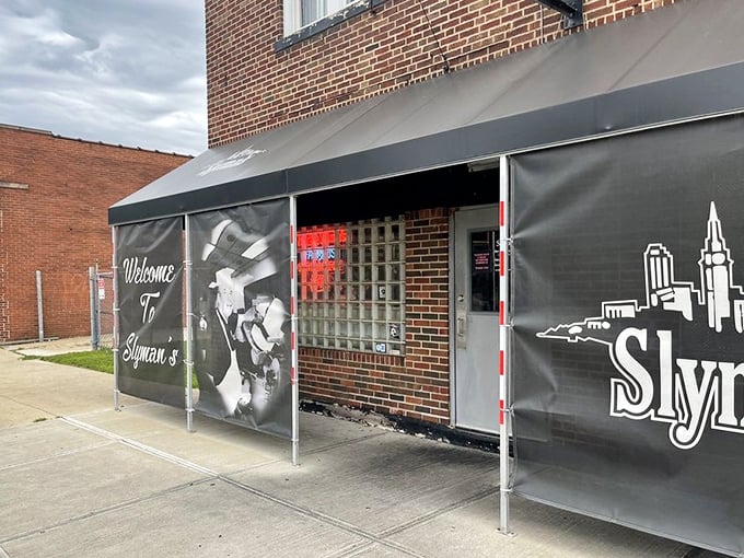 The entrance that's seen celebrities, politicians, and everyday heroes with one thing in common: the pursuit of sandwich perfection.