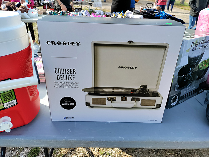 New meets nostalgic with this modern record player. Vinyl's resurgence proves everything old becomes new again&mdash;just like the flea market itself. 