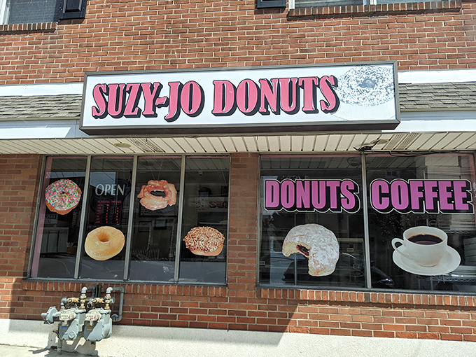 The storefront in all its unpretentious glory. That pink sign has guided hungry Pennsylvanians to donut nirvana for generations.