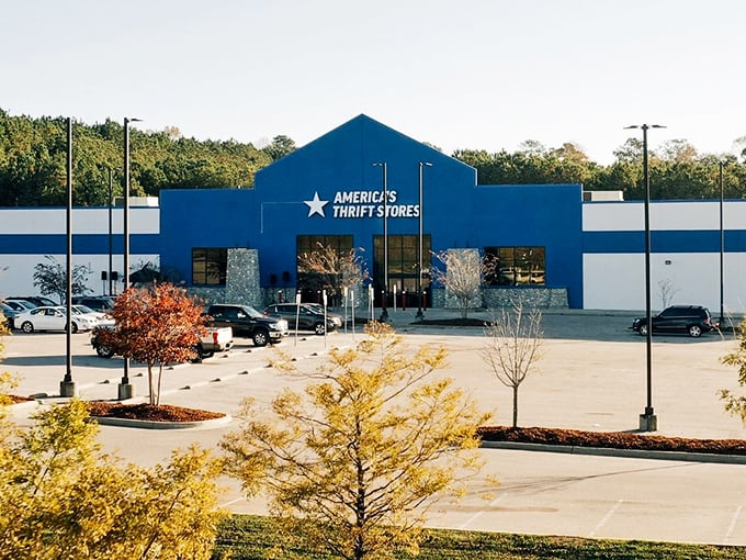 The blue beacon of bargain hunting! America's Thrift Store's massive fa&ccedil;ade promises treasures waiting to be discovered inside.