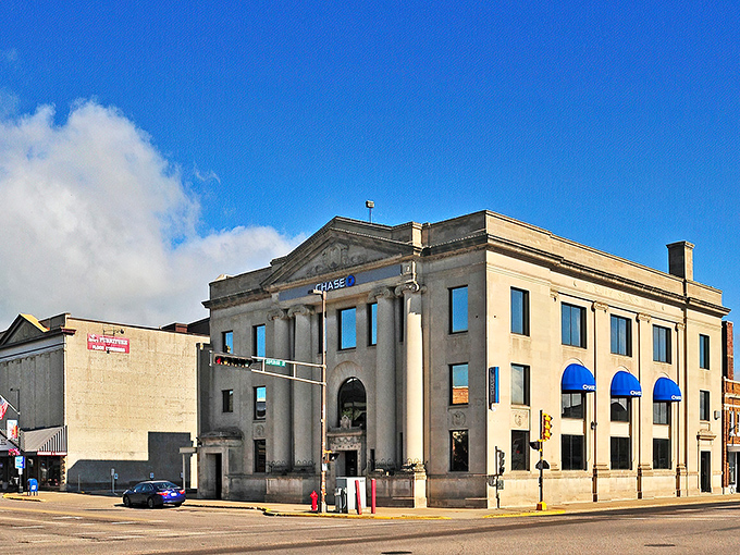 Classic small-town bank architecture in Antigo. Somehow more reassuring than those glass skyscrapers where your money disappears.