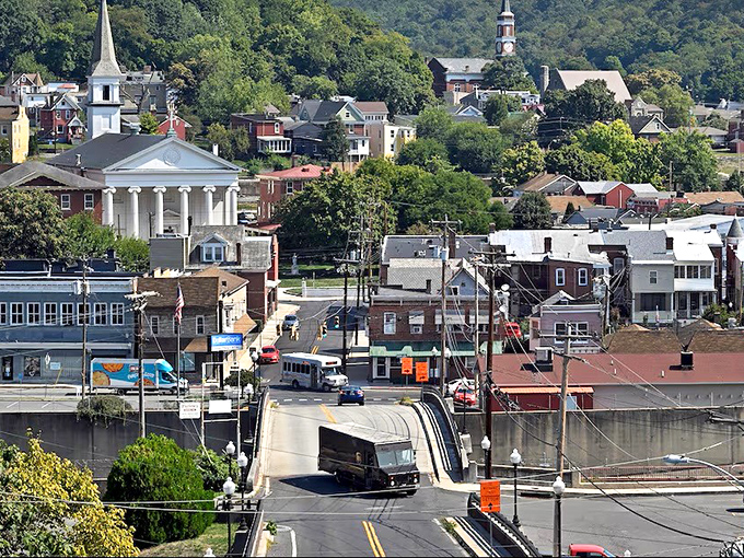 Where small-town charm meets mountain majesty! Cumberland's colorful buildings and tree-lined streets create a Norman Rockwell painting come to life.