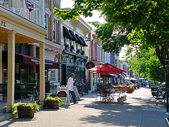 Sidewalk dining in Granville isn't just eating outdoors&mdash;it's participating in the town's longest-running show: "Life on Broadway."