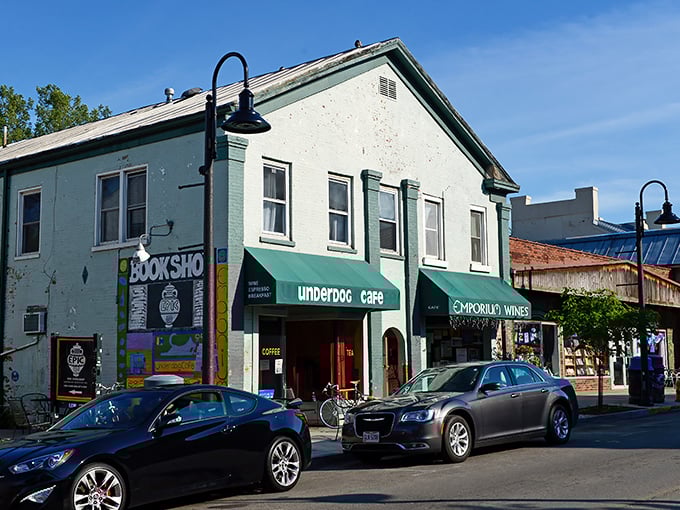 The Underdog Caf&eacute; nestled inside a bookshop offers that rare combination of literary browsing and caffeine consumption&mdash;a perfect marriage of life's simple pleasures.