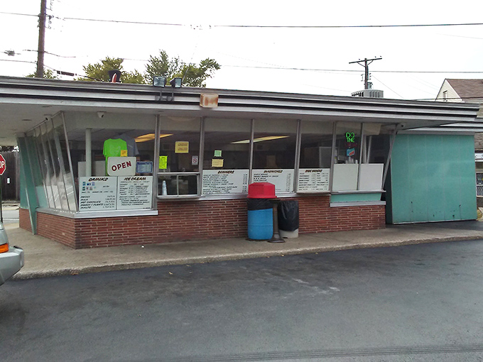 The no-frills exterior promises one thing: they're too busy perfecting chicken to worry about fancy architecture.