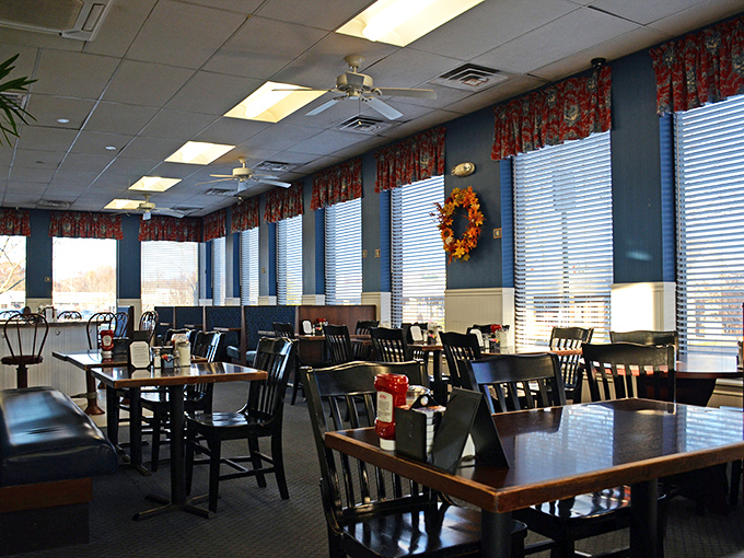 Blue walls, wooden chairs, and country-style curtains create that rare atmosphere where both early birds and those who hit snooze feel equally at home.