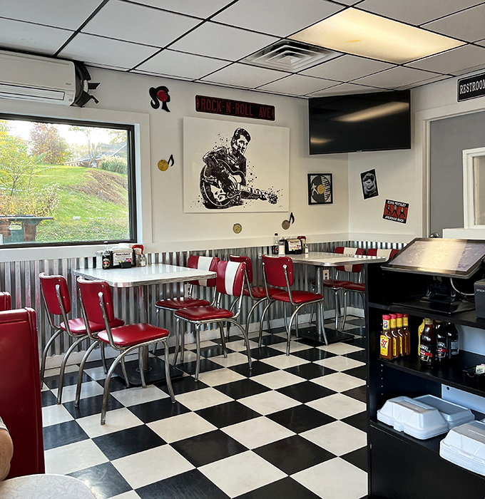 Rock 'n' roll meets retro diner chic in this black-and-white wonderland. Elvis would approve of both the d&eacute;cor and the generous portions served here.