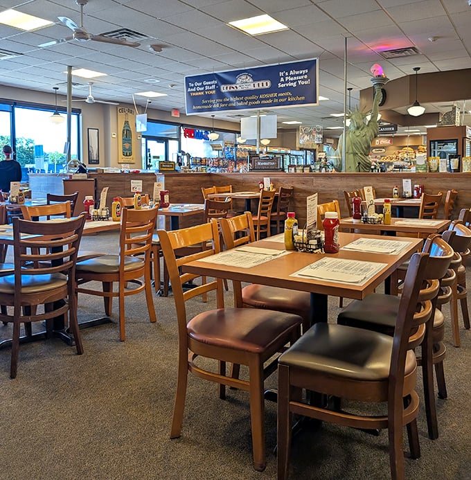 Wooden tables, comfortable chairs, and that unmistakable deli ambiance &ndash; Rein's interior feels like stepping through a portal to Manhattan's best Jewish delis.