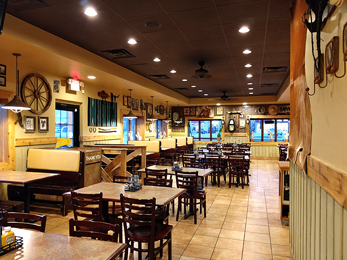 Western-themed d&eacute;cor meets Midwestern hospitality in this dining room where the only thing more inviting than the wagon wheel ambiance is the aroma of smoked meats.