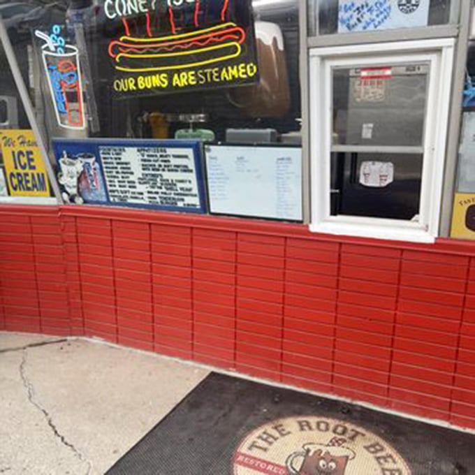 "Our buns are steamed" isn't just a statement&mdash;it's a philosophy. This window has witnessed decades of hungry smiles and summer memories.