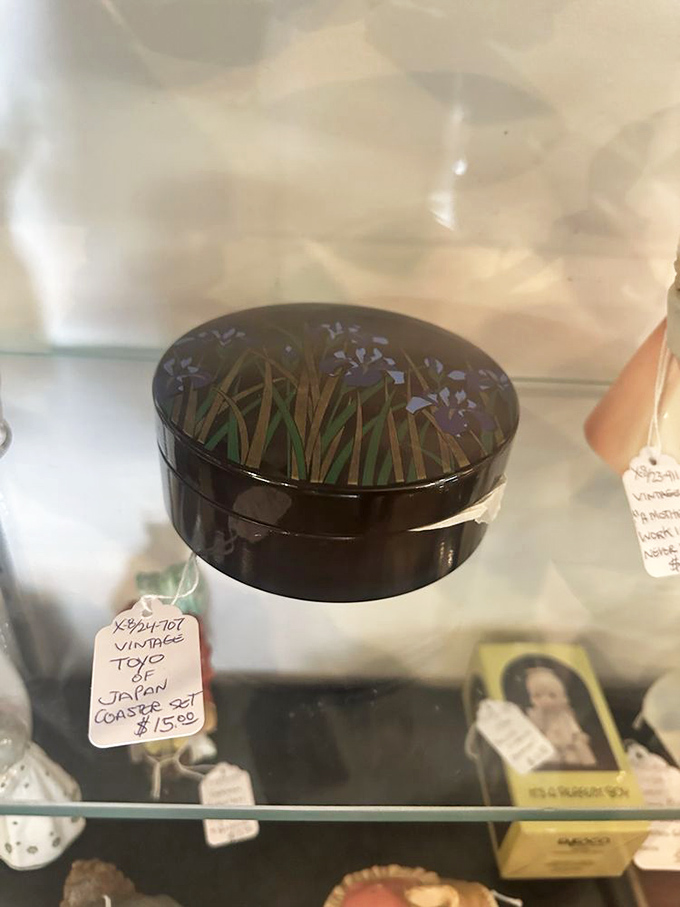 This exquisite vintage Japanese coaster set proves that sometimes the smallest treasures hold the most fascinating stories and craftsmanship.