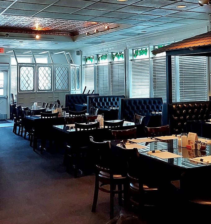 Step inside and time travel to the era when Frank Sinatra ruled the airwaves. These navy blue booths have witnessed countless first dates and family celebrations.