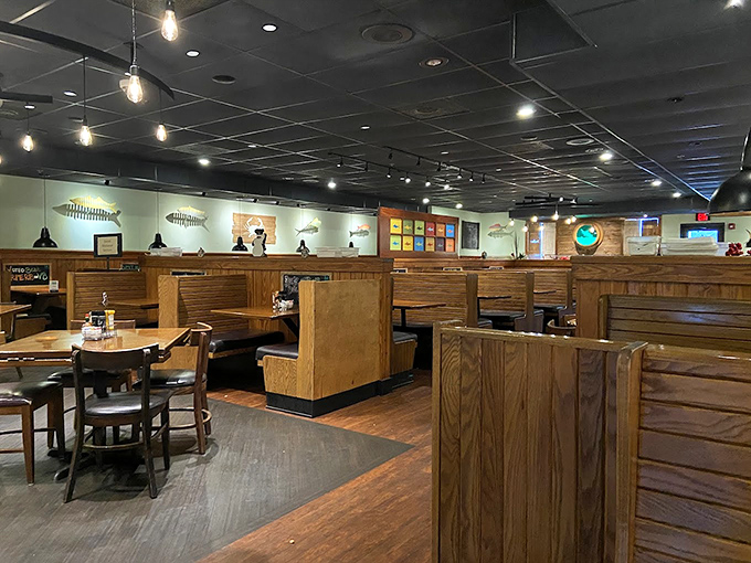 Wooden booths that feel like your own private dining cove. The fish d&eacute;cor on the walls actually seems to be enjoying watching you eat their cousins.