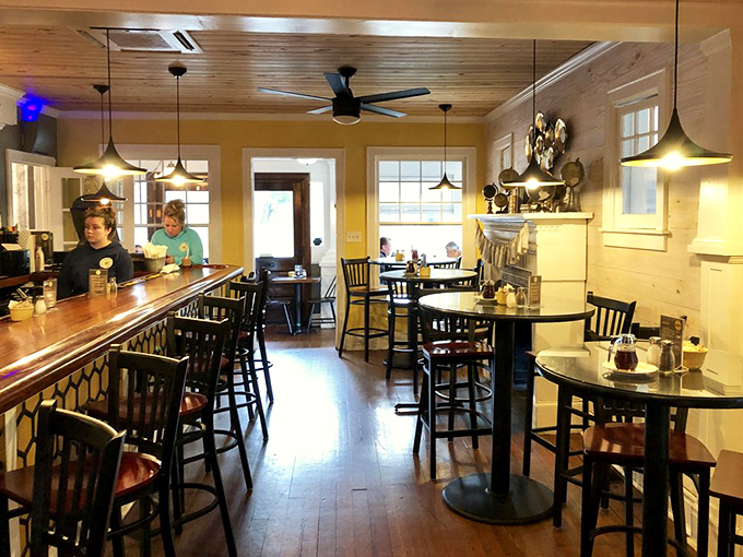 Warm wooden ceilings, honey-yellow walls, and just enough space between tables to keep your Benedict confession to yourself. This is comfort defined.