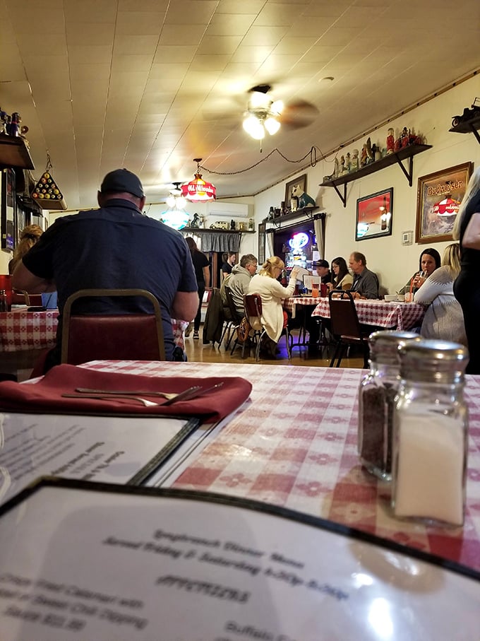 Classic red-checkered tablecloths and simple d&eacute;cor tell you everything: this place prioritizes what's on your plate, not what's on their walls. 