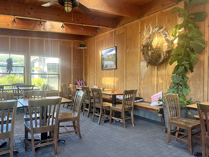 Warm wood paneling and simple furnishings create the perfect backdrop for culinary drama. No distractions here&mdash;just you and soon-to-be memorable meals.